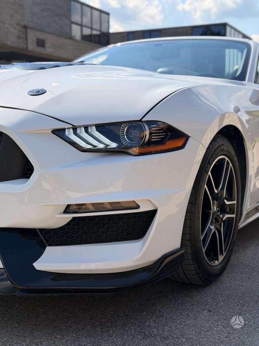 White Ford Mustang 2020 in Vilnius, with an engine capacity of 2.26 L and mileage of 74 thousand km for 22800 €, photo 23 on AUTOMOTO.COM.LV