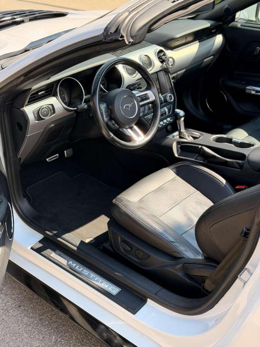 White Ford Mustang 2020 in Vilnius, with an engine capacity of 2.26 L and mileage of 74 thousand km for 22800 €, photo 24 on AUTOMOTO.COM.LV