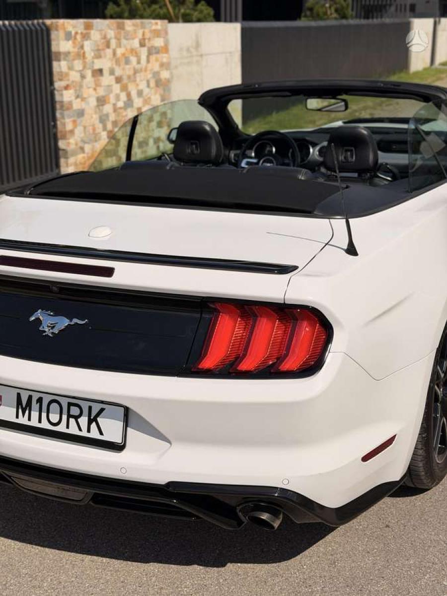 White Ford Mustang 2020 in Vilnius, with an engine capacity of 2.26 L and mileage of 74 thousand km for 22800 €, photo 30 on AUTOMOTO.COM.LV