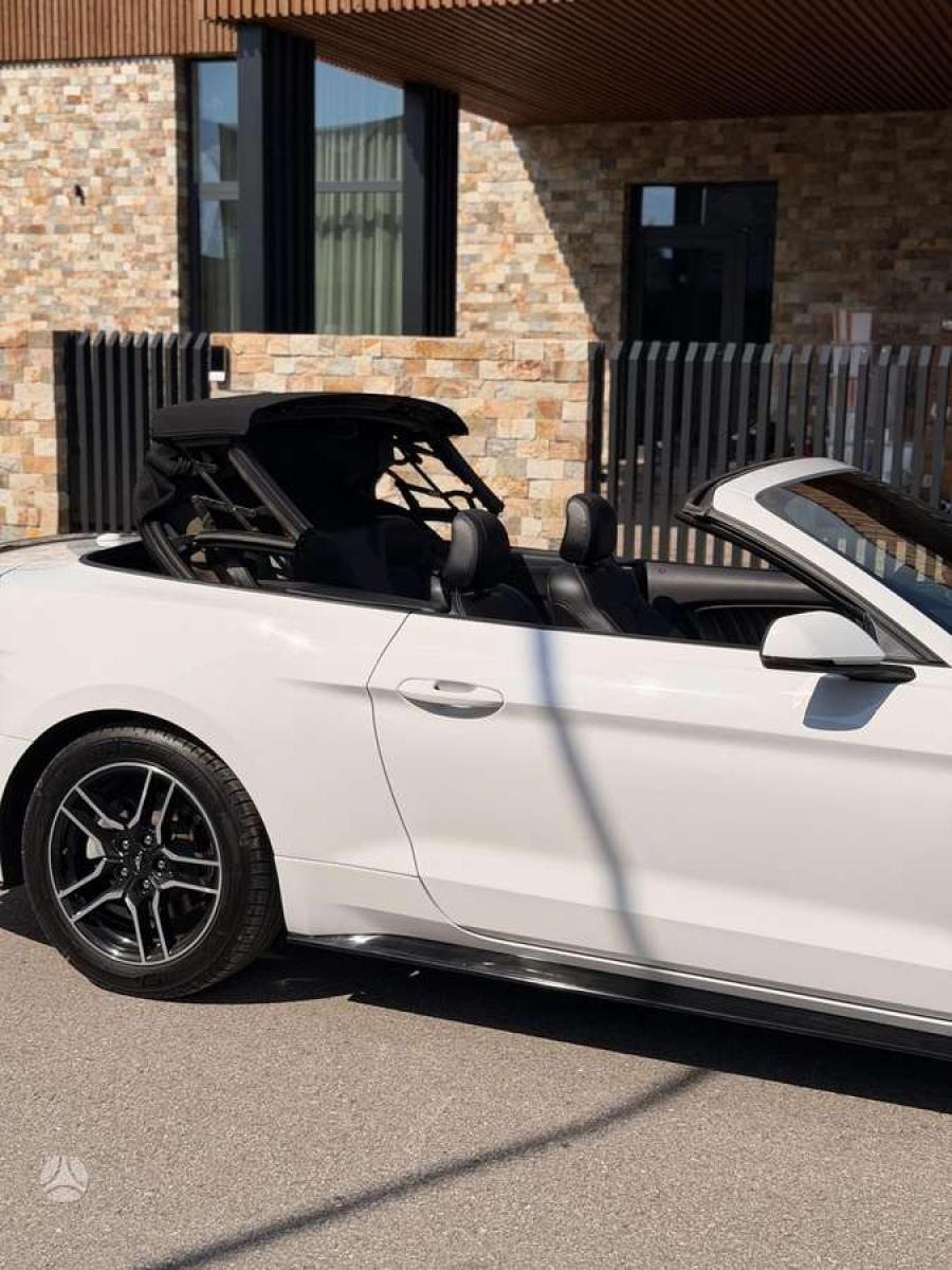 White Ford Mustang 2020 in Vilnius, with an engine capacity of 2.26 L and mileage of 74 thousand km for 22800 €, photo 35 on AUTOMOTO.COM.LV