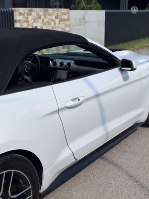White Ford Mustang 2020 in Vilnius, with an engine capacity of 2.26 L and mileage of 74 thousand km for 22800 €, photo 37 on AUTOMOTO.COM.LV