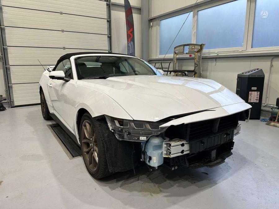 Balts Ford Mustang 2025 Viļņa, ar dzinēja tilpumu 2.30 L un nobraukumu 8 tūkst. km par 13794 €, foto 1 vietnē AUTOMOTO.COM.LV