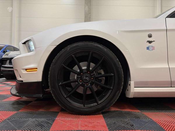 Balts Ford Mustang 2013 Viļņa, ar dzinēja tilpumu 3.73 L un nobraukumu 220 tūkst. km par 11500 €, foto 9 vietnē AUTOMOTO.COM.LV