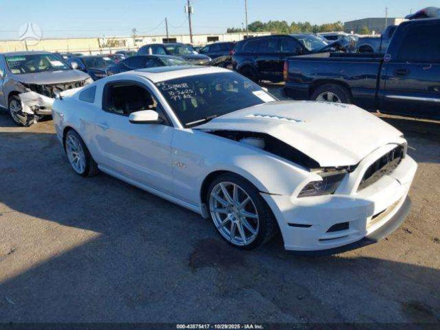 White Ford Mustang 2014 in Klaipeda, with an engine capacity of 4.95 L and mileage of 35 thousand km for 8100 €, photo 1 on AUTOMOTO.COM.LV