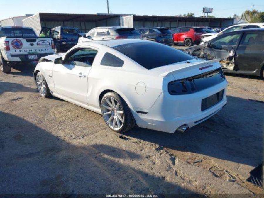 White Ford Mustang 2014 in Klaipeda, with an engine capacity of 4.95 L and mileage of 35 thousand km for 8100 €, photo 3 on AUTOMOTO.COM.LV