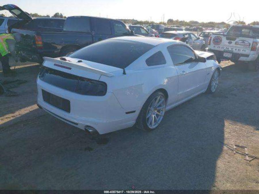 White Ford Mustang 2014 in Klaipeda, with an engine capacity of 4.95 L and mileage of 35 thousand km for 8100 €, photo 4 on AUTOMOTO.COM.LV