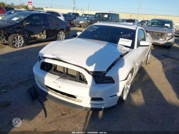 White Ford Mustang 2014 in Klaipeda, with an engine capacity of 4.95 L and mileage of 35 thousand km for 8100 €, photo 6 on AUTOMOTO.COM.LV