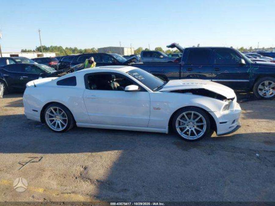 White Ford Mustang 2014 in Klaipeda, with an engine capacity of 4.95 L and mileage of 35 thousand km for 8100 €, photo 13 on AUTOMOTO.COM.LV