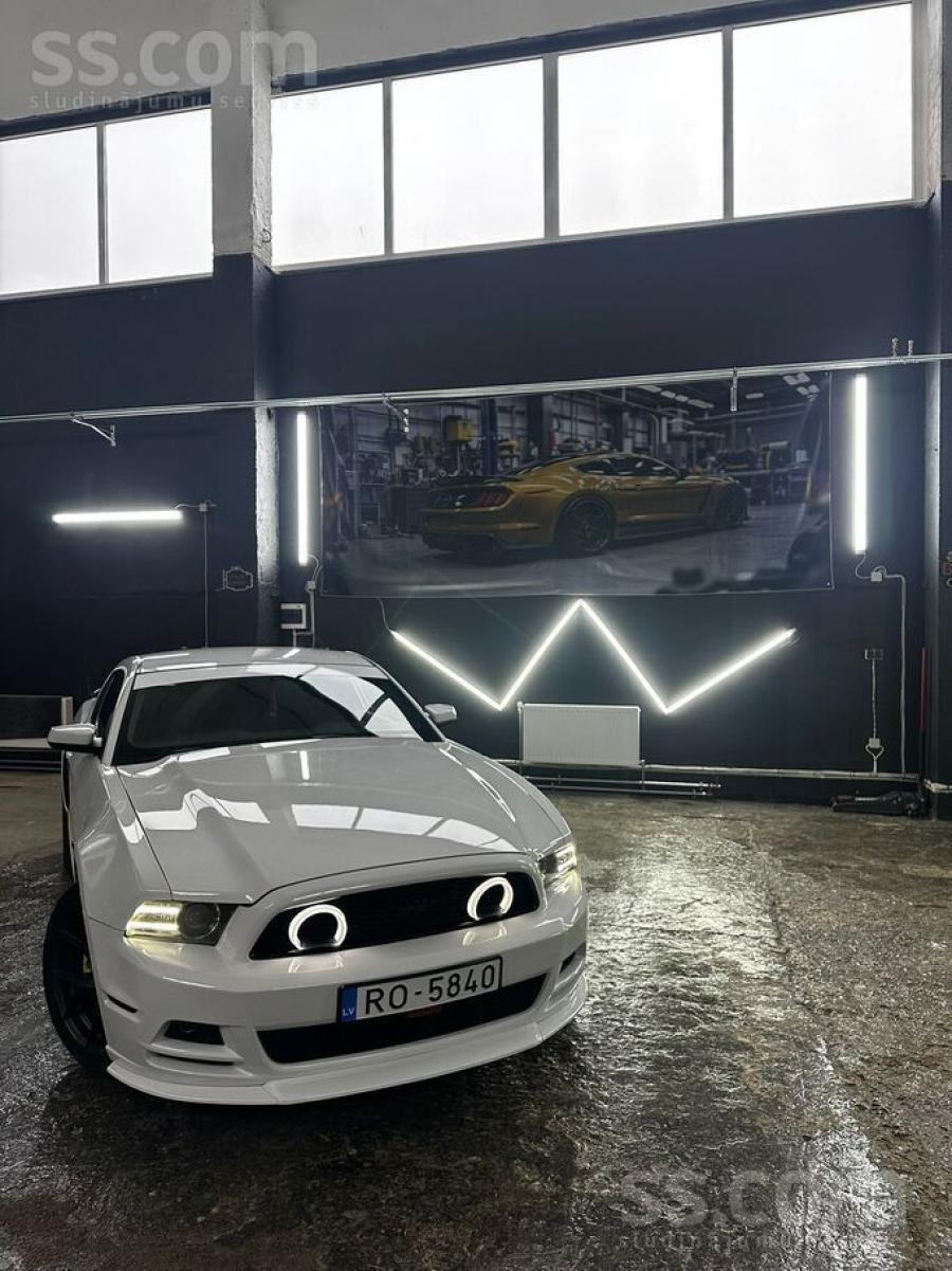 White Ford Mustang 2014 in Rezekne, with an engine capacity of 3.70 L and mileage of 153 thousand km for 12300 €, photo 2 on AUTOMOTO.COM.LV