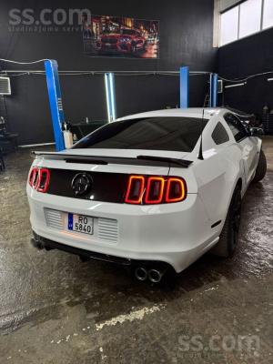 White Ford Mustang 2014 in Rezekne, with an engine capacity of 3.70 L and mileage of 153 thousand km for 12300 €, photo 3 on AUTOMOTO.COM.LV