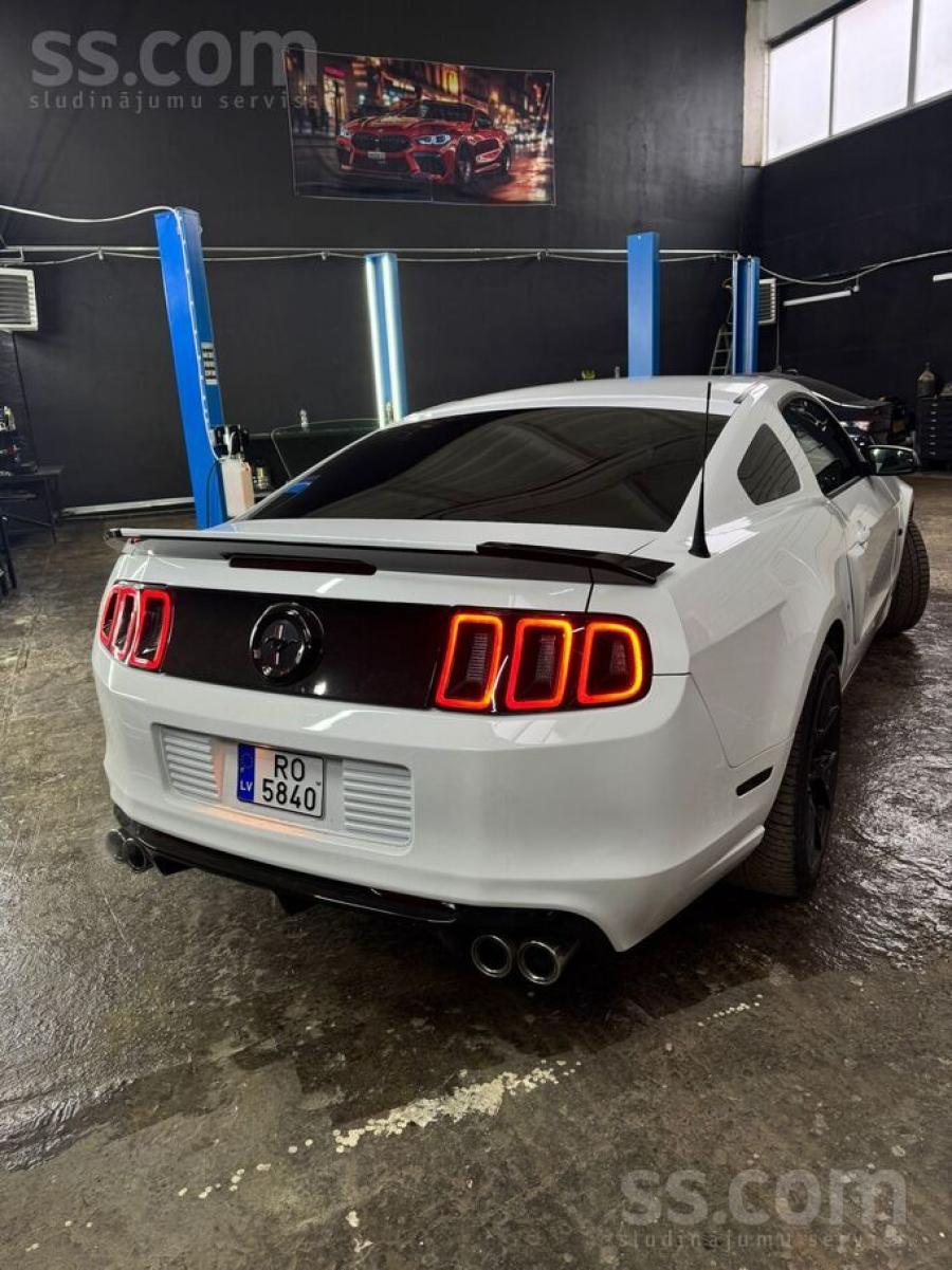 White Ford Mustang 2014 in Rezekne, with an engine capacity of 3.70 L and mileage of 153 thousand km for 12300 €, photo 3 on AUTOMOTO.COM.LV
