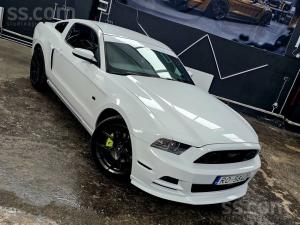 White Ford Mustang 2014 in Rezekne, with an engine capacity of 3.70 L and mileage of 153 thousand km for 12300 €, photo 4 on AUTOMOTO.COM.LV