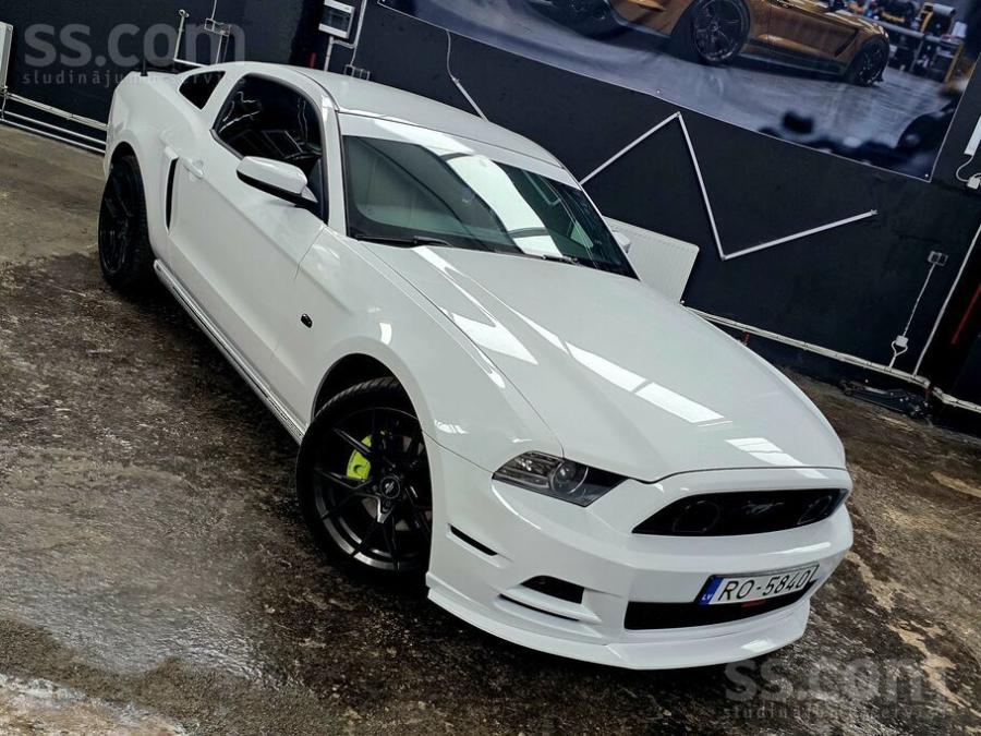 White Ford Mustang 2014 in Rezekne, with an engine capacity of 3.70 L and mileage of 153 thousand km for 12300 €, photo 4 on AUTOMOTO.COM.LV