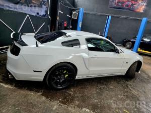 White Ford Mustang 2014 in Rezekne, with an engine capacity of 3.70 L and mileage of 153 thousand km for 12300 €, photo 5 on AUTOMOTO.COM.LV