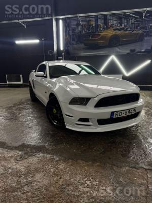 White Ford Mustang 2014 in Rezekne, with an engine capacity of 3.70 L and mileage of 153 thousand km for 12300 €, photo 9 on AUTOMOTO.COM.LV