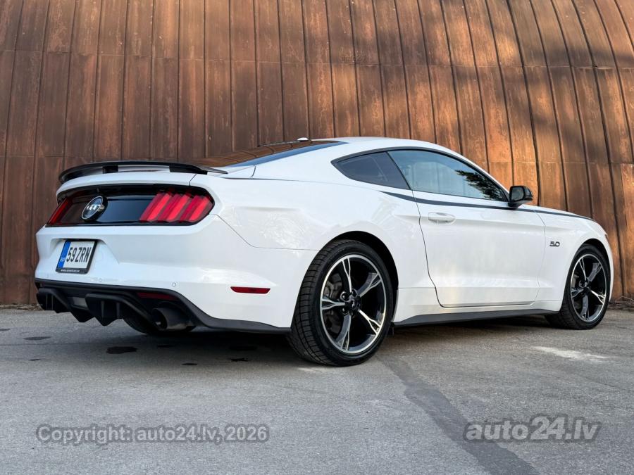 White Ford Mustang 2015 in Tallinn, with an engine capacity of 5.00 L and mileage of 93 thousand km for 27990 €, photo 7 on AUTOMOTO.COM.LV