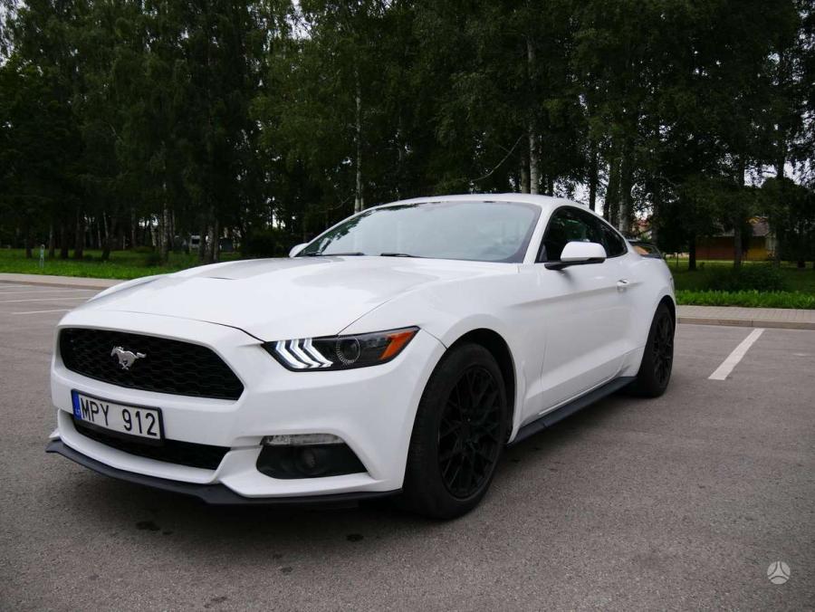 White Ford Mustang 2017 in Siauliai, with an engine capacity of 2.26 L and mileage of 120 thousand km for 16500 €, photo 1 on AUTOMOTO.COM.LV