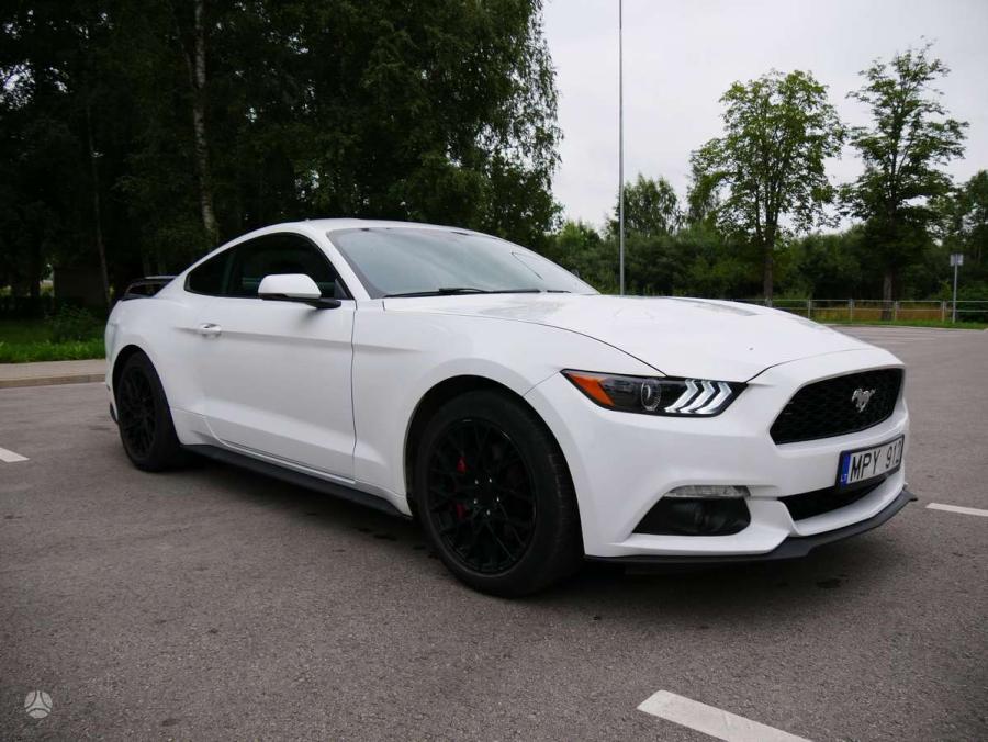 White Ford Mustang 2017 in Siauliai, with an engine capacity of 2.26 L and mileage of 120 thousand km for 16500 €, photo 4 on AUTOMOTO.COM.LV