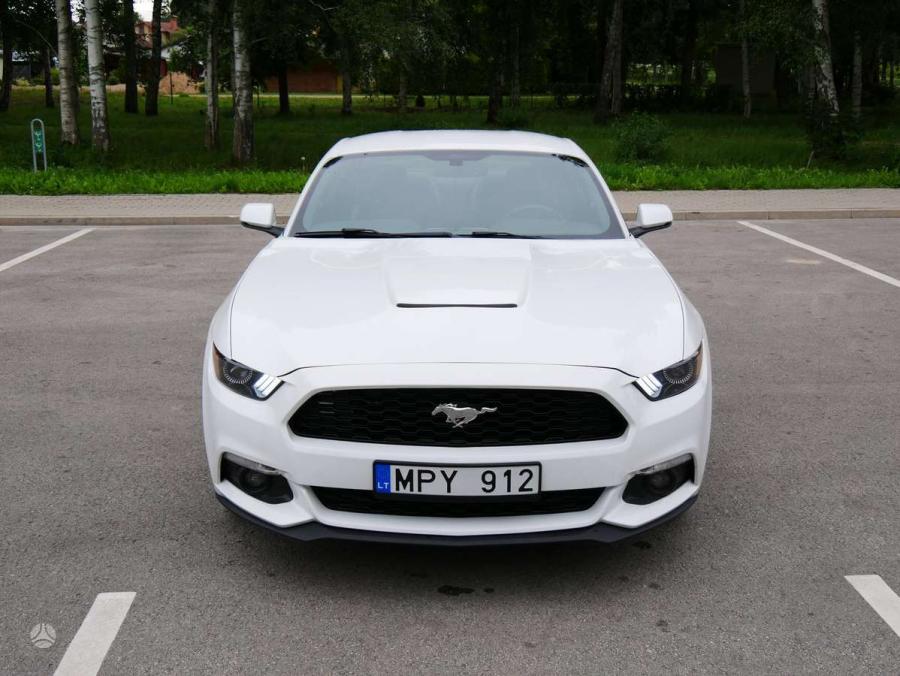 White Ford Mustang 2017 in Siauliai, with an engine capacity of 2.26 L and mileage of 120 thousand km for 16500 €, photo 6 on AUTOMOTO.COM.LV