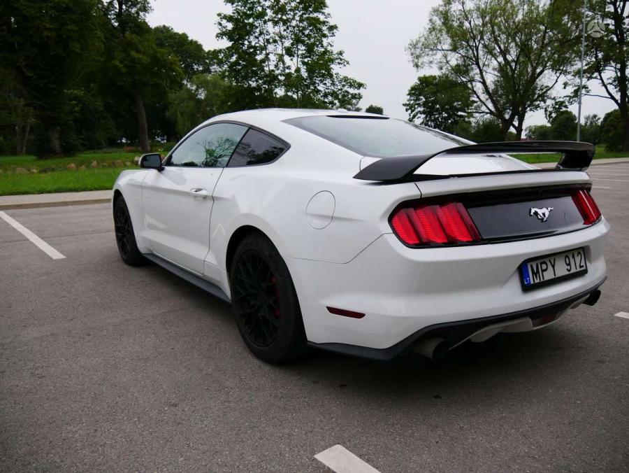White Ford Mustang 2017 in Siauliai, with an engine capacity of 2.26 L and mileage of 120 thousand km for 16500 €, photo 7 on AUTOMOTO.COM.LV