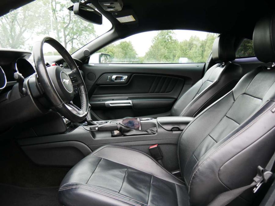 White Ford Mustang 2017 in Siauliai, with an engine capacity of 2.26 L and mileage of 120 thousand km for 16500 €, photo 10 on AUTOMOTO.COM.LV