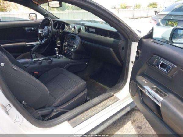 White Ford Mustang 2017 in Klaipeda, with an engine capacity of 0.00 L and mileage of 80 thousand km for 9600 €, photo 6 on AUTOMOTO.COM.LV