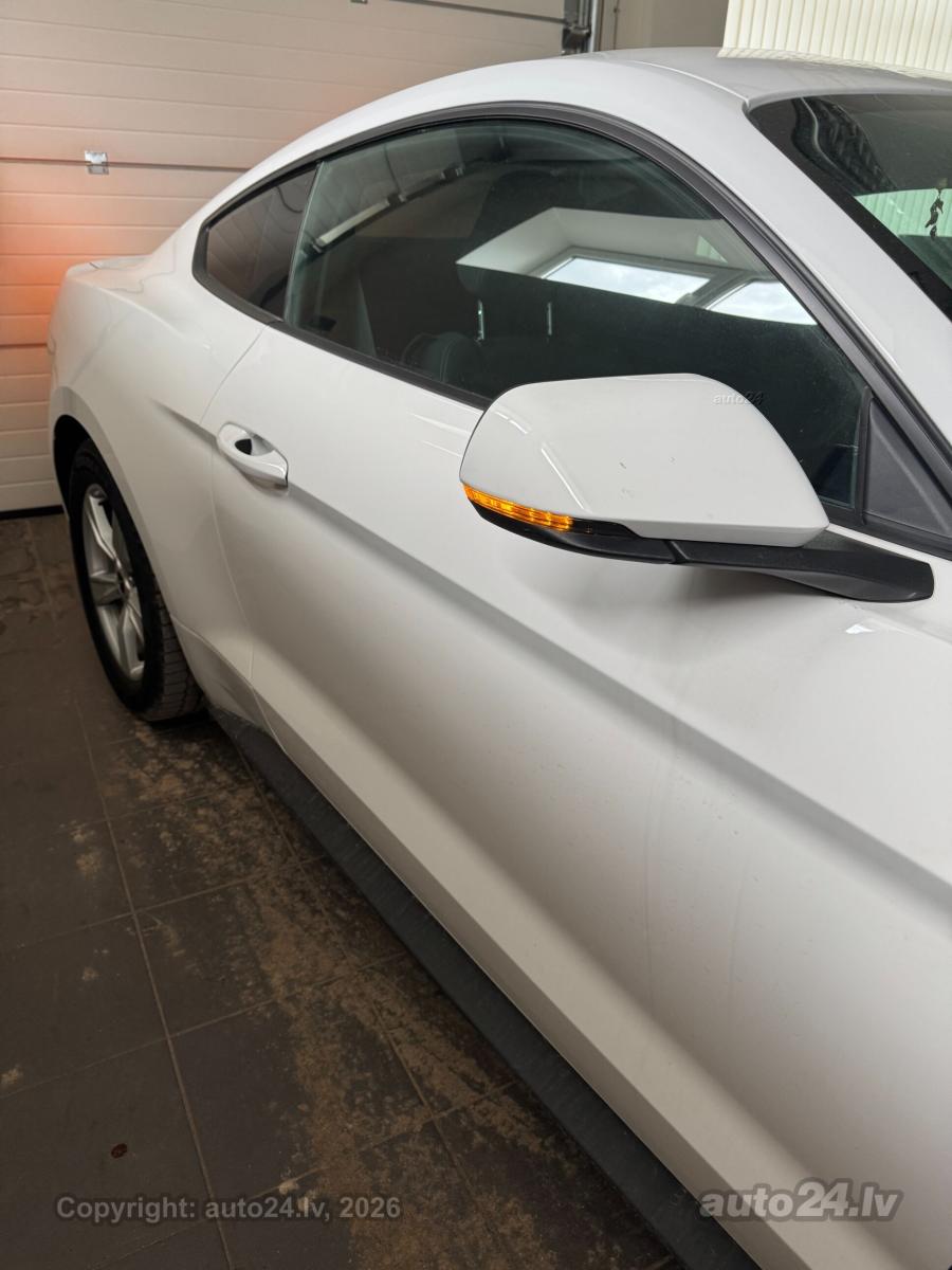 White Ford Mustang 2020 in Riga, with an engine capacity of 2.30 L and mileage of 38 thousand km for 22500 €, photo 8 on AUTOMOTO.COM.LV