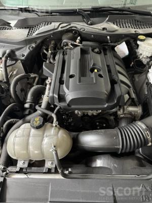 White Ford Mustang 2020 in Ogre, with an engine capacity of 2.30 L and mileage of 38 thousand km for 22500 €, photo 7 on AUTOMOTO.COM.LV