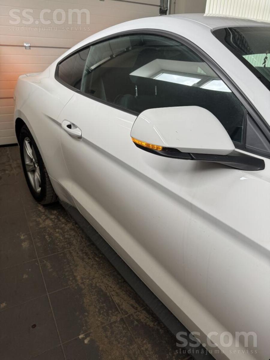 White Ford Mustang 2020 in Ogre, with an engine capacity of 2.30 L and mileage of 38 thousand km for 22500 €, photo 8 on AUTOMOTO.COM.LV