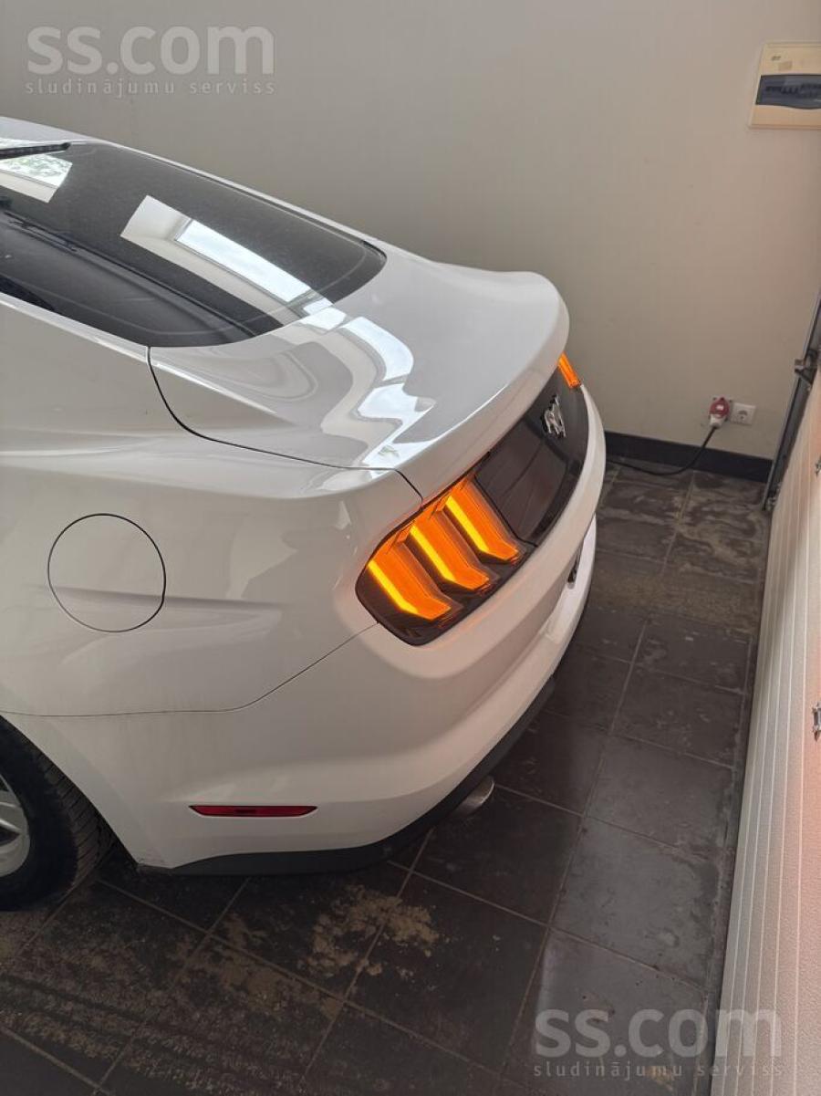 White Ford Mustang 2020 in Ogre, with an engine capacity of 2.30 L and mileage of 38 thousand km for 22500 €, photo 9 on AUTOMOTO.COM.LV