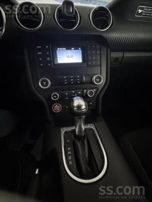 White Ford Mustang 2020 in Ogre, with an engine capacity of 2.30 L and mileage of 38 thousand km for 22500 €, photo 12 on AUTOMOTO.COM.LV