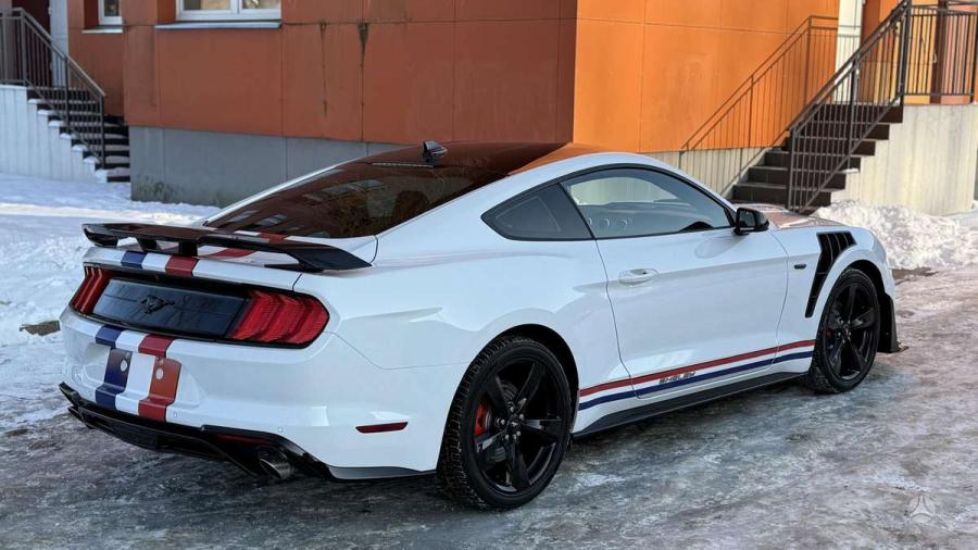 White Ford Mustang 2022 in Klaipeda, with an engine capacity of 2.25 L and mileage of 58 thousand km for 26620 €, photo 10 on AUTOMOTO.COM.LV