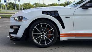 White Ford Mustang 2022 in Klaipeda, with an engine capacity of 2.25 L and mileage of 67 thousand km for 26620 €, photo 4 on AUTOMOTO.COM.LV