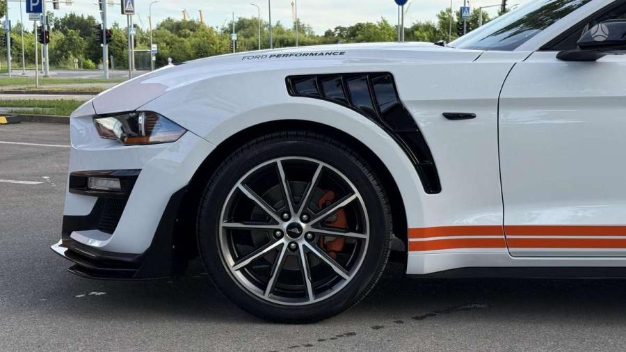 White Ford Mustang 2022 in Klaipeda, with an engine capacity of 2.25 L and mileage of 67 thousand km for 26620 €, photo 4 on AUTOMOTO.COM.LV