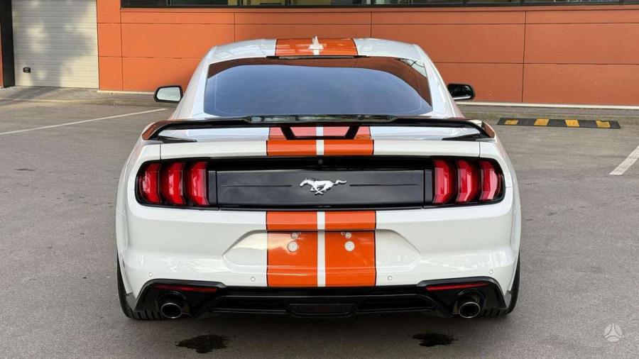 White Ford Mustang 2022 in Klaipeda, with an engine capacity of 2.25 L and mileage of 67 thousand km for 26620 €, photo 7 on AUTOMOTO.COM.LV
