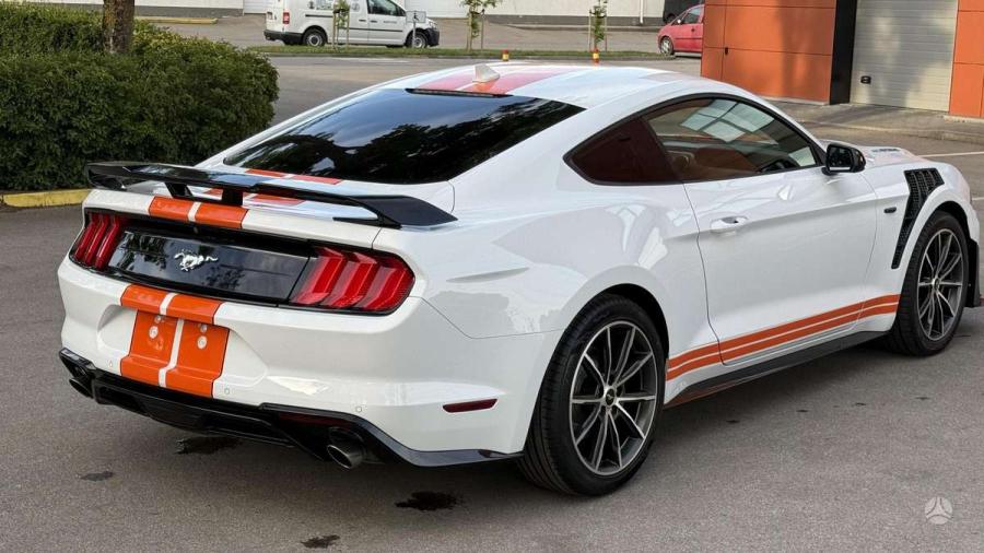 White Ford Mustang 2022 in Klaipeda, with an engine capacity of 2.25 L and mileage of 67 thousand km for 26620 €, photo 8 on AUTOMOTO.COM.LV