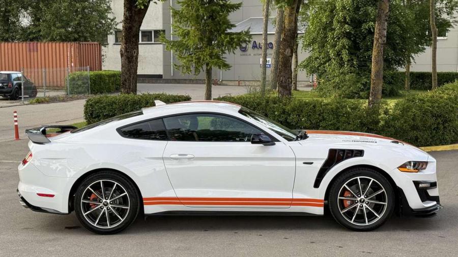 White Ford Mustang 2022 in Klaipeda, with an engine capacity of 2.25 L and mileage of 67 thousand km for 26620 €, photo 9 on AUTOMOTO.COM.LV