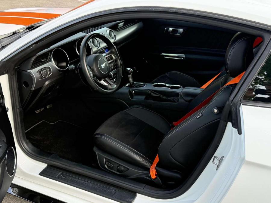 White Ford Mustang 2022 in Klaipeda, with an engine capacity of 2.25 L and mileage of 67 thousand km for 26620 €, photo 17 on AUTOMOTO.COM.LV