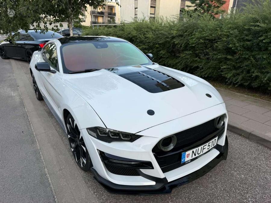 White Ford Mustang 2022 in Vilnius, with an engine capacity of 2.30 L and mileage of 70 thousand km for 20000 €, photo 3 on AUTOMOTO.COM.LV