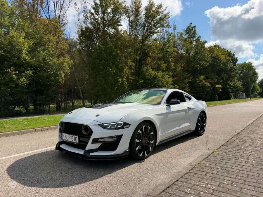 White Ford Mustang 2022 in Vilnius, with an engine capacity of 2.30 L and mileage of 70 thousand km for 20000 €, photo 5 on AUTOMOTO.COM.LV