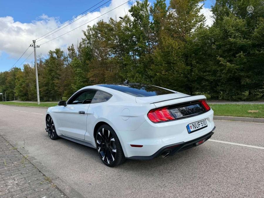 White Ford Mustang 2022 in Vilnius, with an engine capacity of 2.30 L and mileage of 70 thousand km for 20000 €, photo 7 on AUTOMOTO.COM.LV