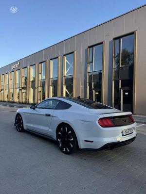 White Ford Mustang 2022 in Vilnius, with an engine capacity of 2.30 L and mileage of 70 thousand km for 20000 €, photo 9 on AUTOMOTO.COM.LV