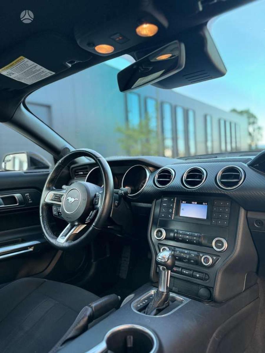 White Ford Mustang 2022 in Vilnius, with an engine capacity of 2.30 L and mileage of 70 thousand km for 20000 €, photo 11 on AUTOMOTO.COM.LV
