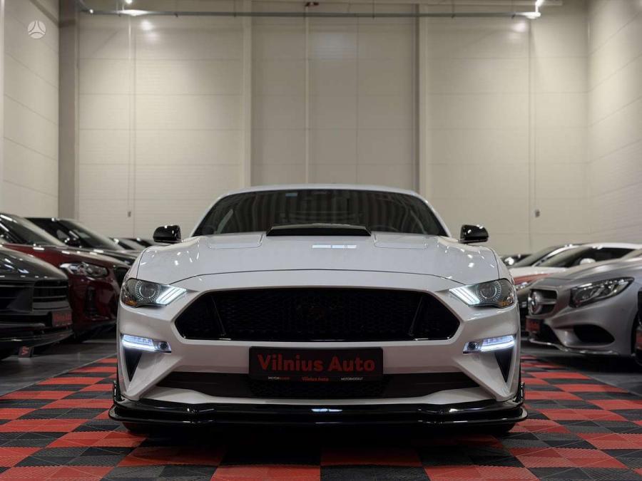 White Ford Mustang 2023 in Vilnius, with an engine capacity of 5.00 L and mileage of 21 thousand km for 34900 €, photo 3 on AUTOMOTO.COM.LV