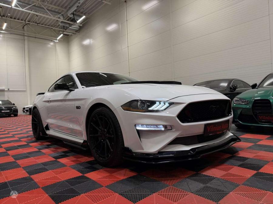 White Ford Mustang 2023 in Vilnius, with an engine capacity of 5.00 L and mileage of 21 thousand km for 34900 €, photo 4 on AUTOMOTO.COM.LV