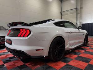 White Ford Mustang 2023 in Vilnius, with an engine capacity of 5.00 L and mileage of 21 thousand km for 34900 €, photo 5 on AUTOMOTO.COM.LV