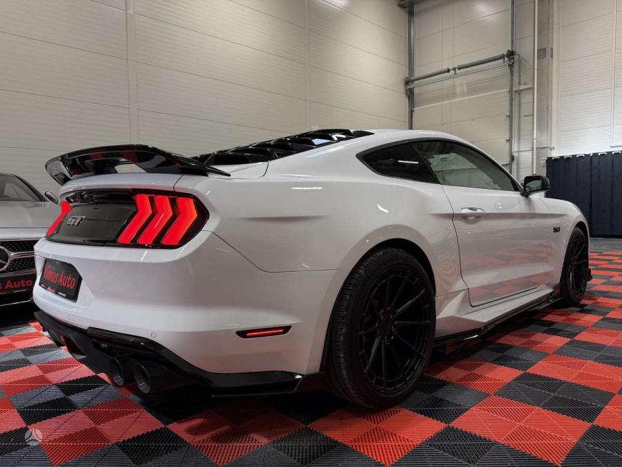 White Ford Mustang 2023 in Vilnius, with an engine capacity of 5.00 L and mileage of 21 thousand km for 34900 €, photo 5 on AUTOMOTO.COM.LV