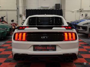 White Ford Mustang 2023 in Vilnius, with an engine capacity of 5.00 L and mileage of 21 thousand km for 34900 €, photo 6 on AUTOMOTO.COM.LV