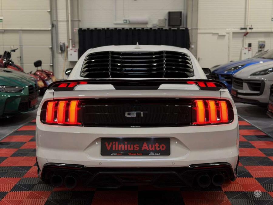 White Ford Mustang 2023 in Vilnius, with an engine capacity of 5.00 L and mileage of 21 thousand km for 34900 €, photo 6 on AUTOMOTO.COM.LV