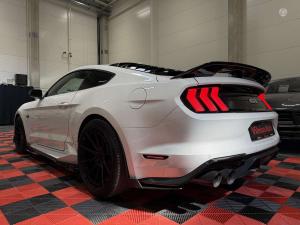 White Ford Mustang 2023 in Vilnius, with an engine capacity of 5.00 L and mileage of 21 thousand km for 34900 €, photo 7 on AUTOMOTO.COM.LV